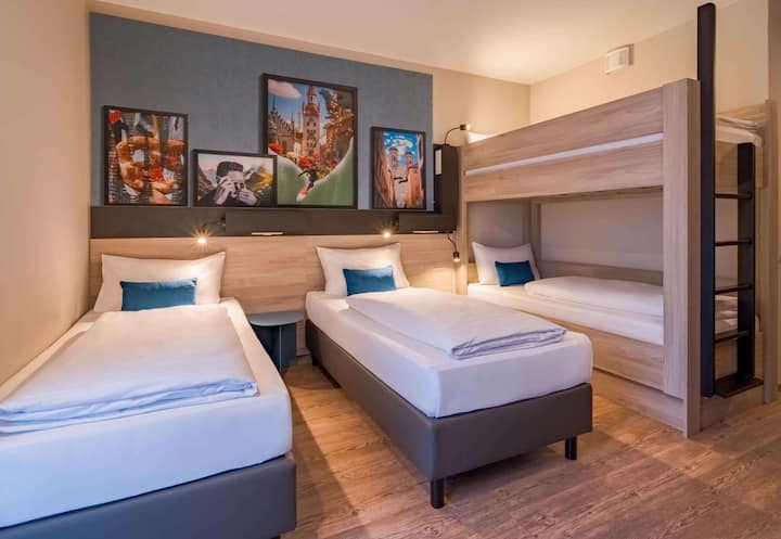 Wyndham Munich | Deluxe 4 Single | Group Getaway - München