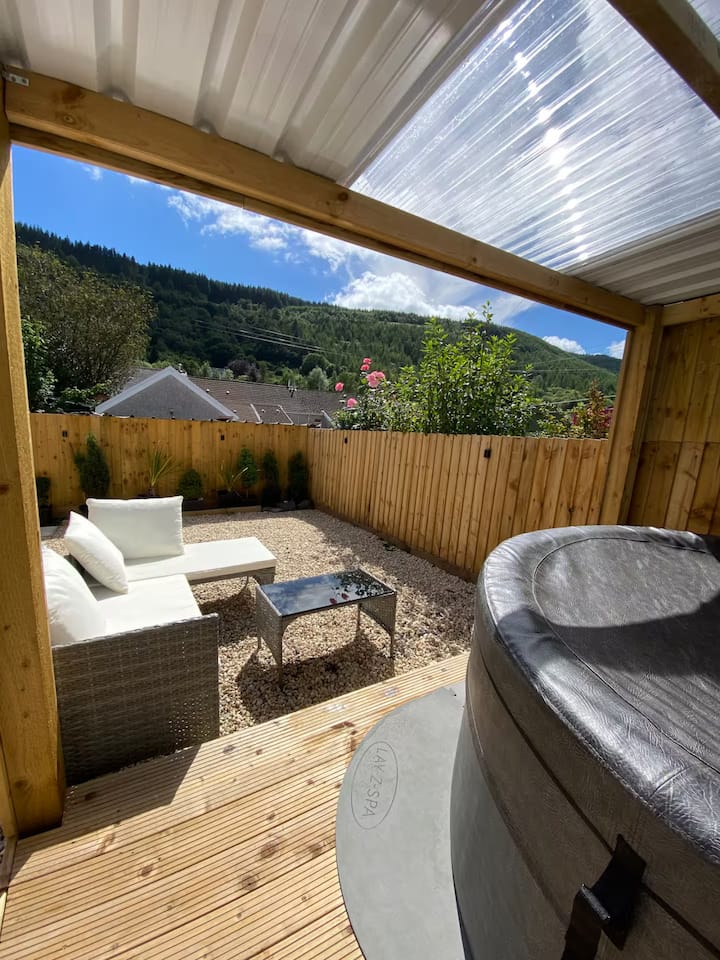 Spacious 4-bed Welsh Valley Retreat With Hot Tub - South Wales