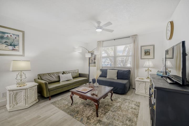 Chic 2br Apt Near Egad & Beaches | Wifi + Parking - Melbourne Beach, FL