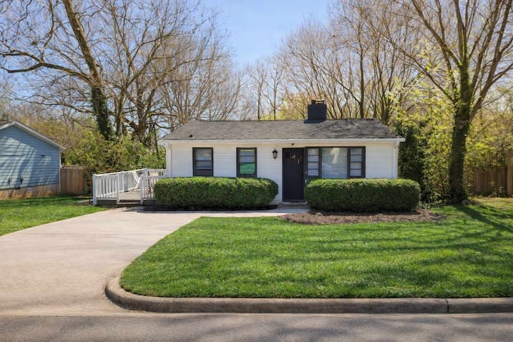 Charming Pet Friendly Ranch Style Family Home - Raleigh, NC