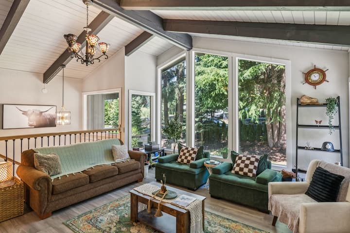 Modern Forest Escape, Near Lake Stevens & Hikes - Everett, WA