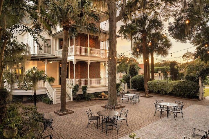Historic Beaufort Stay + Free Breakfast & Kitchen - Beaufort, SC