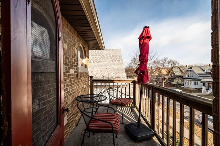 Charming 6br Home In Milwaukee’s Historic District - Brookfield, WI