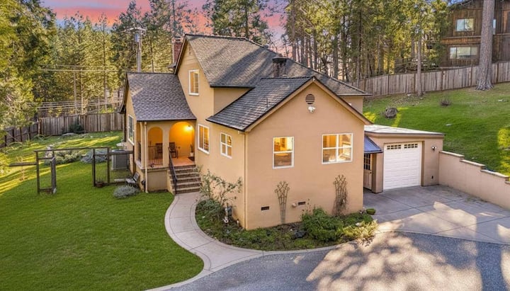 Hearthside Retreat • Hot Tub & Outdoor Fireplace • - Grass Valley, CA