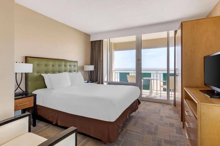 Coastal Views And Calm From Luxe Oceanfront Stay - Virginia Beach, VA