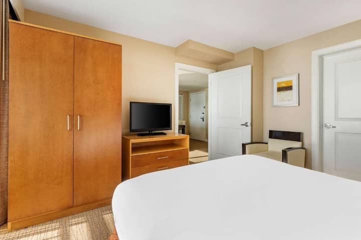 Family Escape Retreat L 2 Oceanfront Units + Pool - Virginia Beach, VA