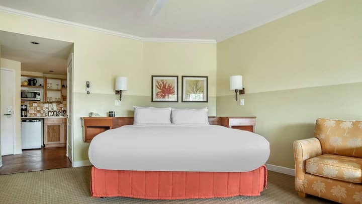 Relax By The Pool: Studio W/ Balcony & Gym Access - Miramar Beach, FL