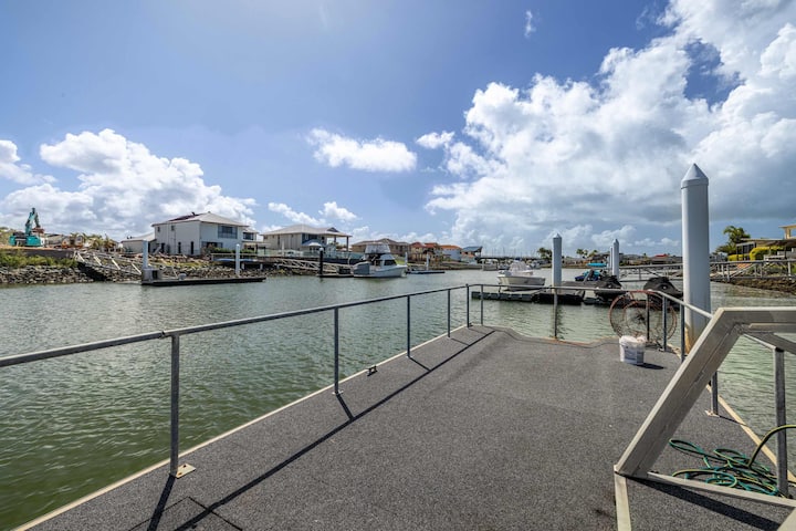 Spacious 4br Waterfront Stay | Pool Table, A/c - 레드클리프