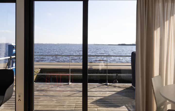 Earrebarre Houseboat - Spending The Night On Water - Heerenveen