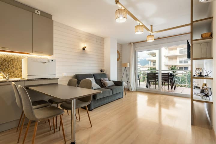 Family Apartment With Pool View Terrace - Palau-saverdera