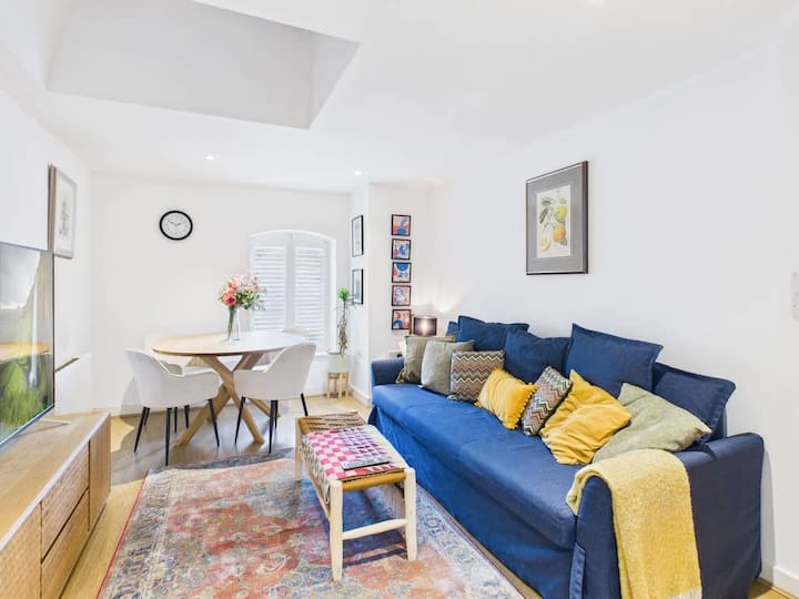 Wild Roses | The Olive Apartment - Royal Docks - Barking