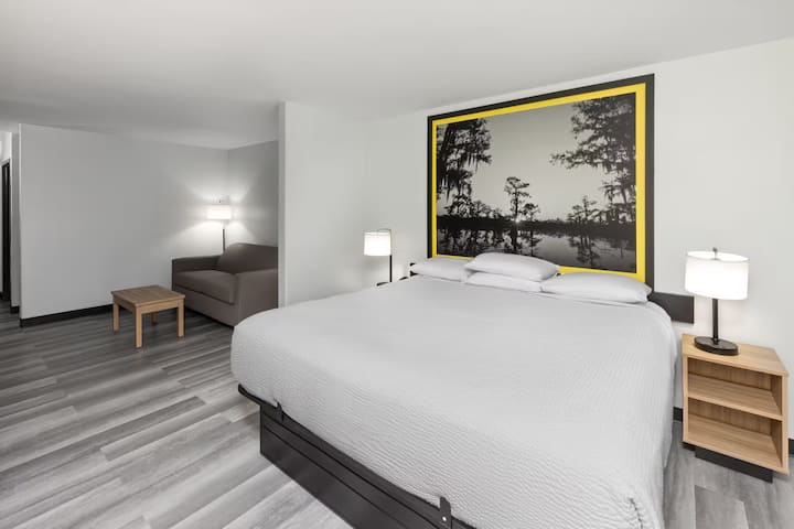 Super 8 Alexandria | Studio Suite Near I-49 - Alexandria, LA