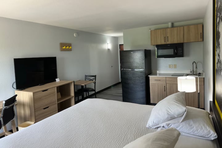 King Suite | Super 8 Alexandria | Kitchenette - Alexandria, LA