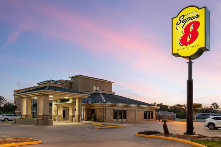 2 Double Kitchenette | Super 8 | Free Parking - Alexandria, LA