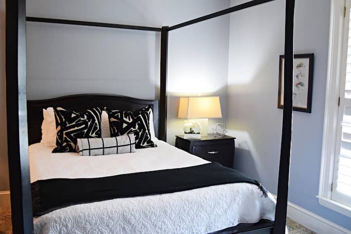 Queen Gallery | Wyndham Jh Adams | Artistic Retrea - High Point, NC