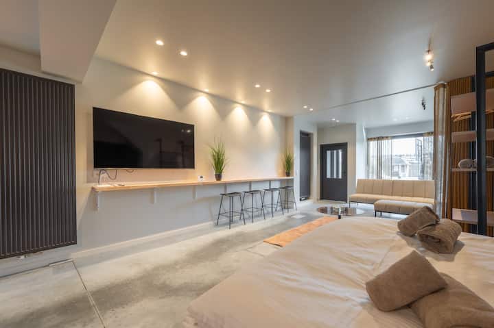 Industrial-style Studio Apartment Near City Center - ブルージュ