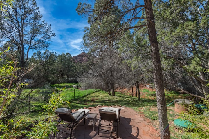 Pyramid View Walk To Crescent Moon - Sedona, AZ