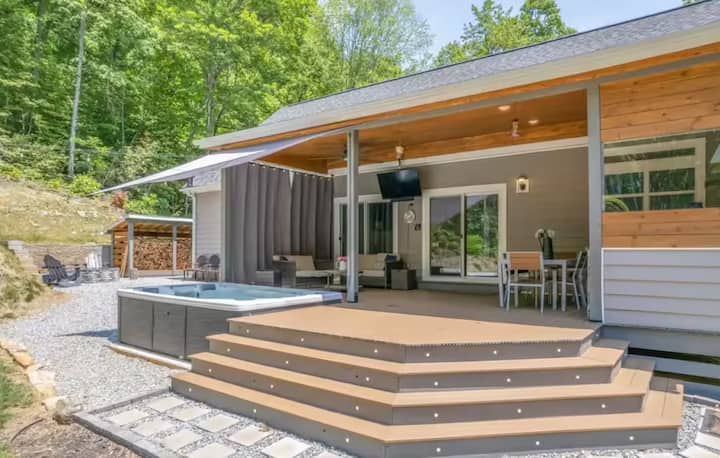 5br Mountain Home W/ Hot Tub - Hendersonville, NC