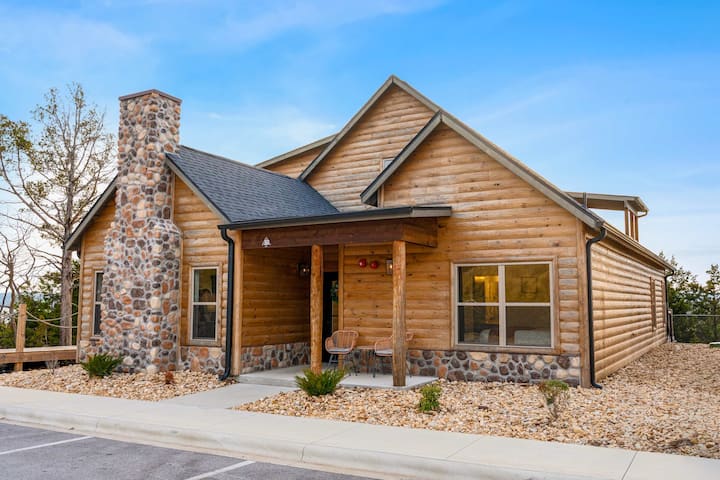 Fire Pit! Hot Tub! Stunning Views! Two Fireplaces! - Branson, MO