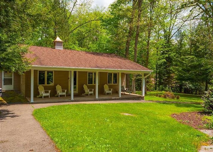The Pebblestone Cottage - Quaint Country Escape - Farmington, PA