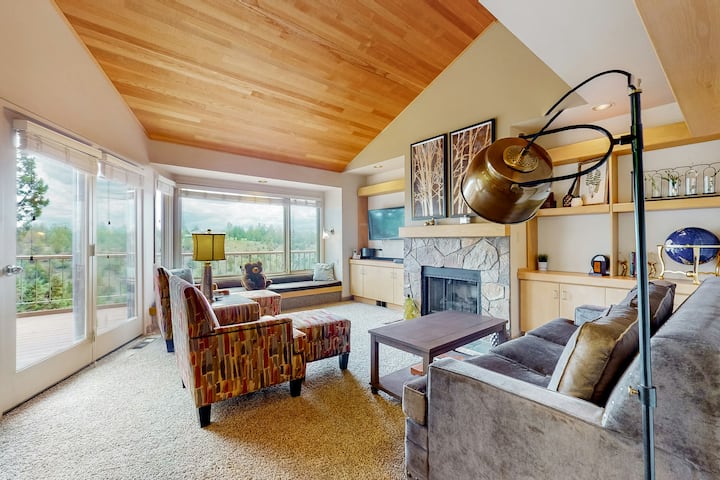 Charming Waterfront Condo With Pool, Tennis, Hot T - Redmond, OR