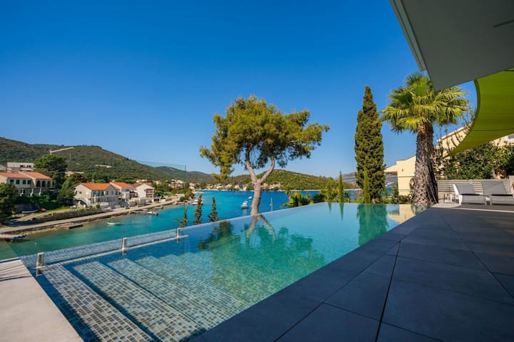 Korčula Seafront Villa With Infinity Pool & Views - Lumbarda