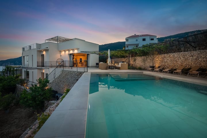 Komiža Villa With Heated Pool Near Sea - Comisa