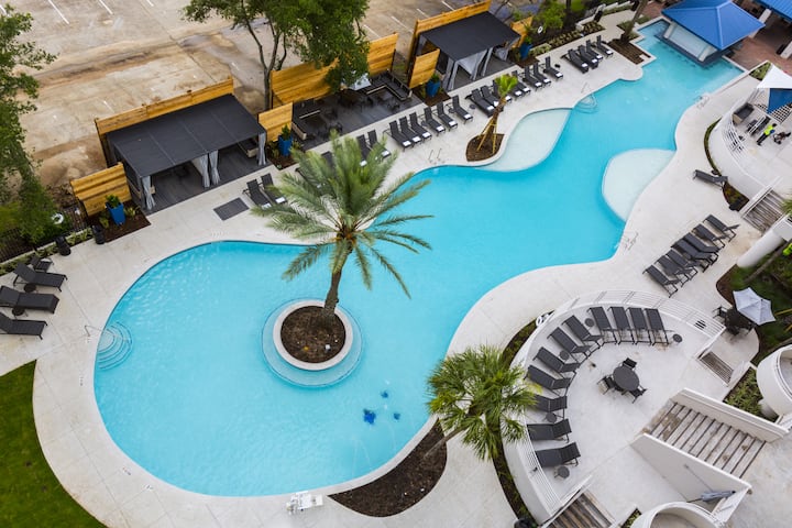 King W/ Marina View + Tropical Pool & Restaurants - League City, TX