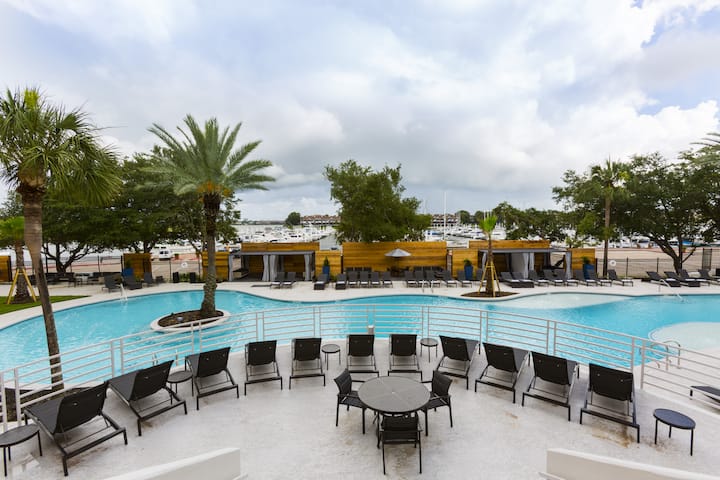 2queens W/ Marina View + Tropical Pool & Bar - League City, TX