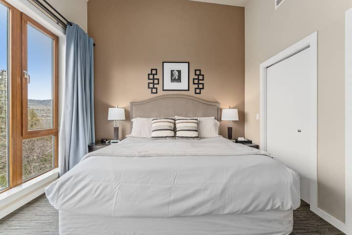 Lake Chelan View Condo | Pool, Hot Tub, Sleeps 6 - Chelan, WA