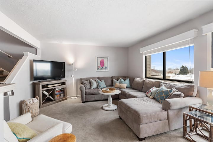 Four Bedroom Condo W/pool Access - Harbor Springs, MI