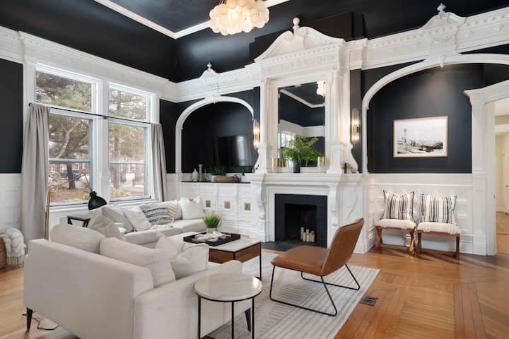 Black Pearl Is A Grand Newport Stay Near Bellevue - Newport, RI