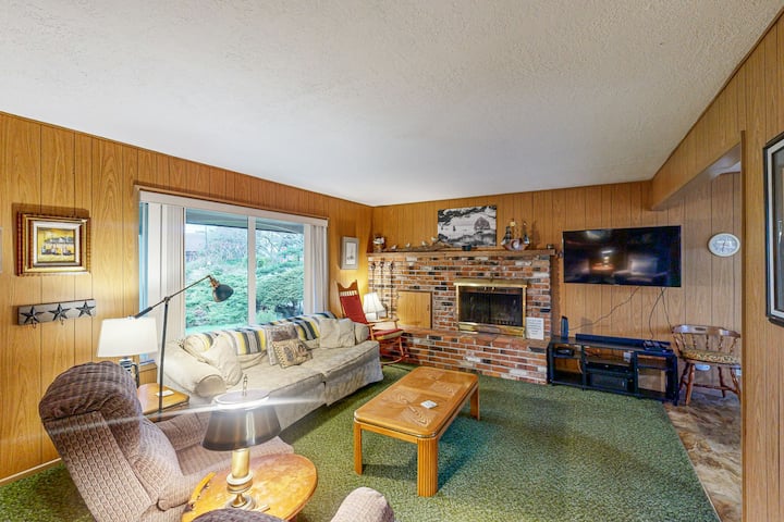 Cozy Getaway Near Beach With Partial Ocean View, F - Cannon Beach, OR