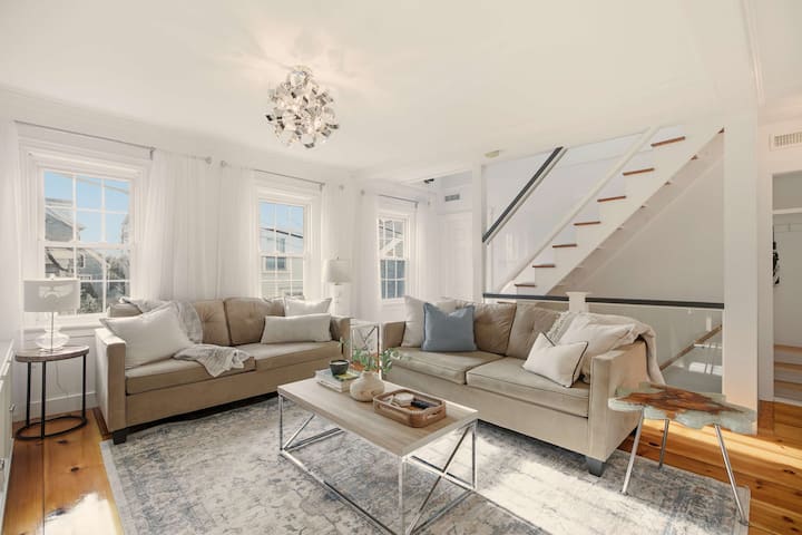 Laura's Landing With Rooftop Deck + Water Views - ニューポート, RI