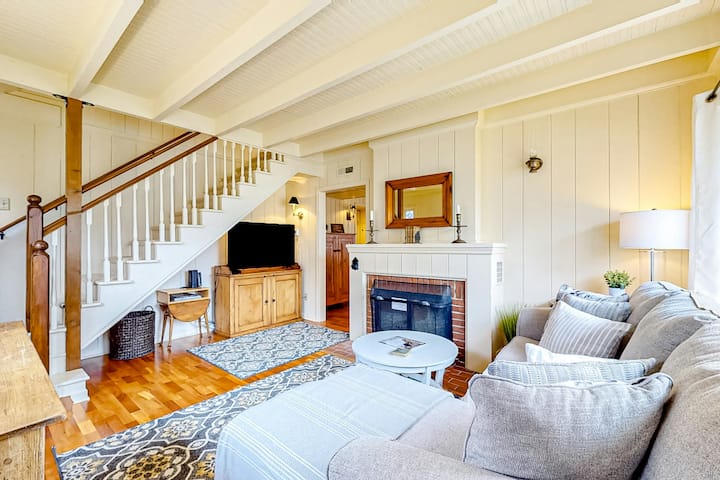 2br Beautiful Cape Cod Cottage With Balcony & Wd - Seaside, OR