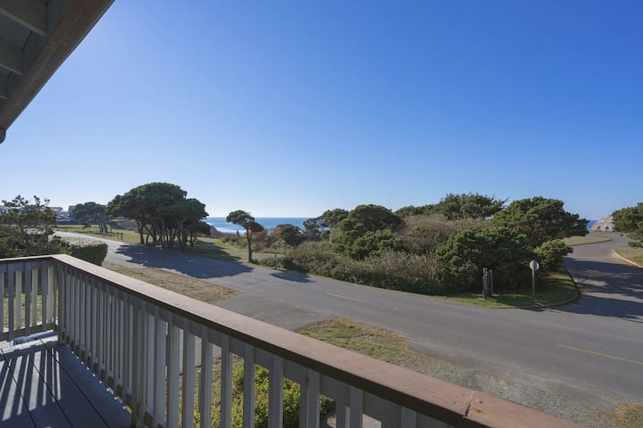 Charming 4br Oceanview Dog Friendly | Balcony - Bandon, OR
