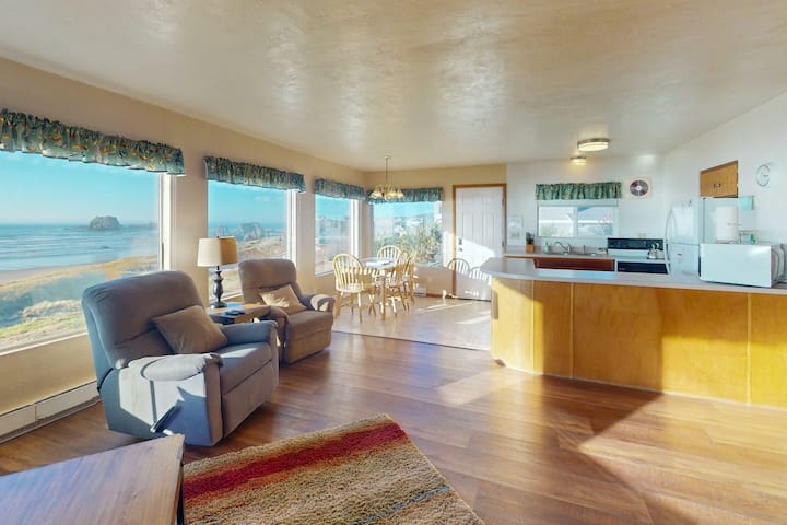 Dog-friendly Cottage On The Bluff With Unobstructe - Bandon, OR
