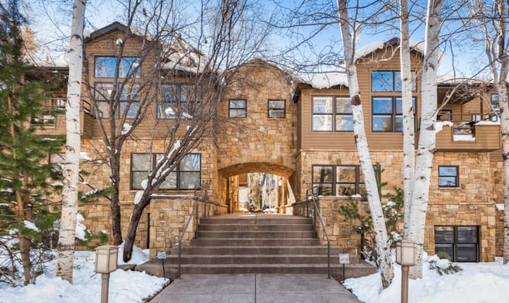 Blocks From Downtown Aspen & Silver Queen Gondola - Aspen, CO