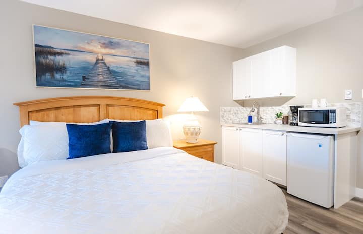 Garden Walkout Studio Near The Ocean - Parksville