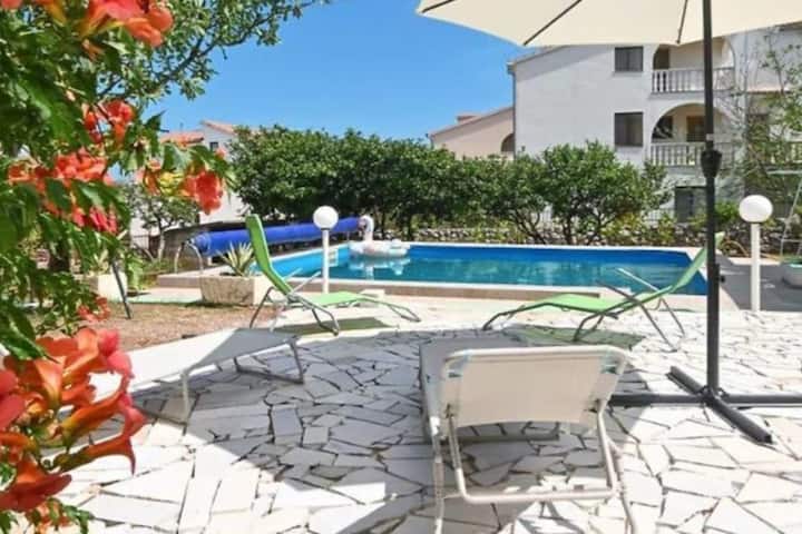 K-25200 Maison Confortable Avec Une Piscine - Arbanija