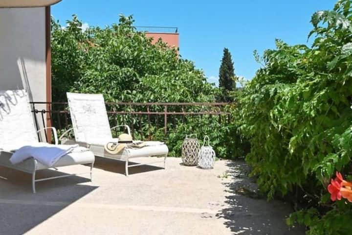 K-25200 Maison Confortable Avec La Terrasse Et La - Trogir