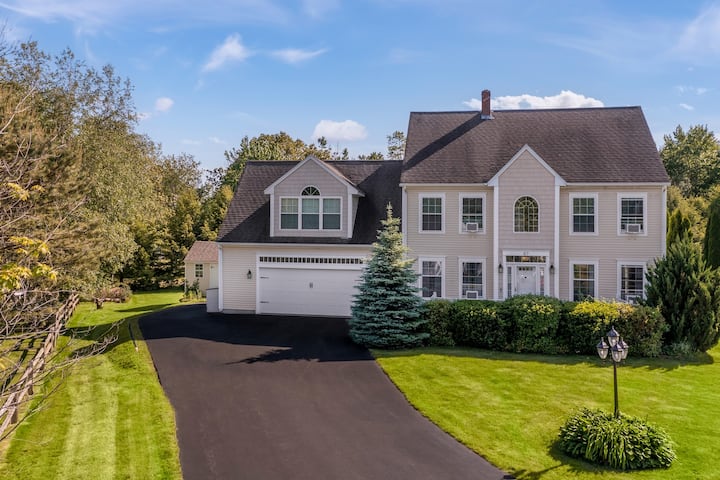Spacious Summer Escape, Game Room & Half Court! - Ogunquit, ME