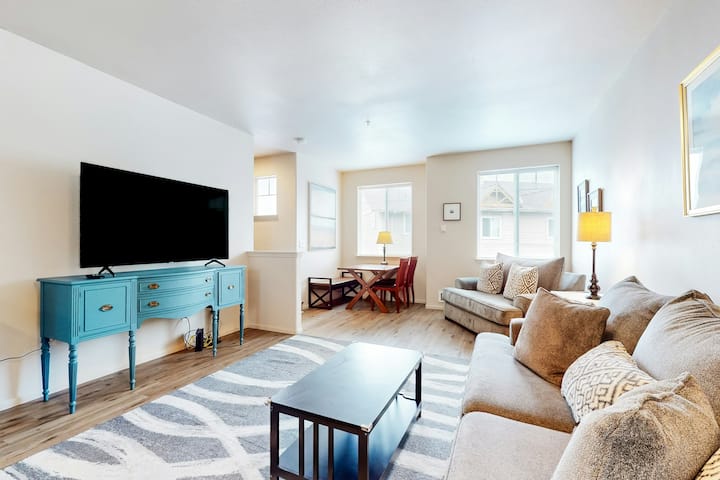 Dog-friendly Condo With River Views, Private W&d, - Florence, OR