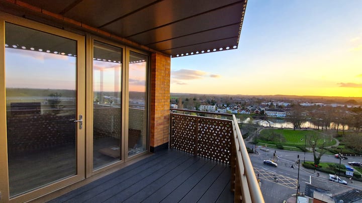 Gorgeous Riverside Flat | Free Parking & Wi-fi - Staines
