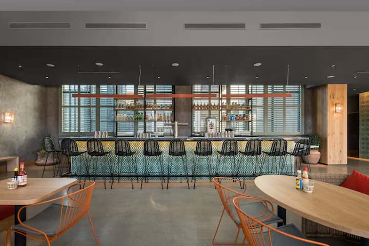 Near Reading Terminal Market + Rooftop Bar & Gym - Philadelphia, PA