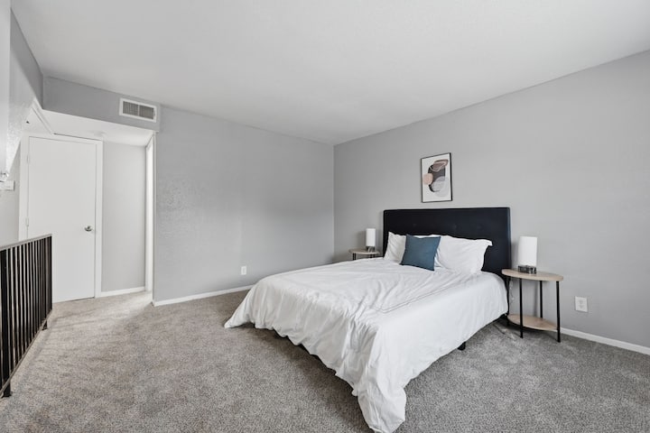 Relaxing 1br Townhome With Modern Touches - Arlington, TX