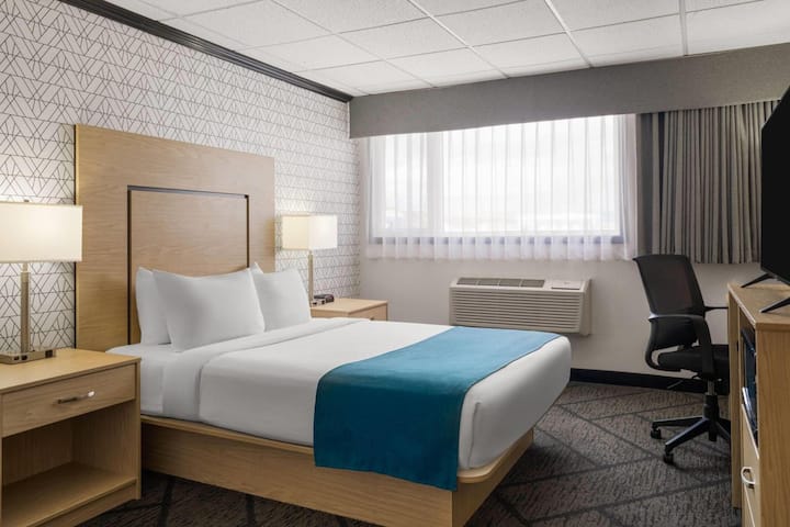 Queen | Wyndham Sternwheeler | Northern Escape - Whitehorse