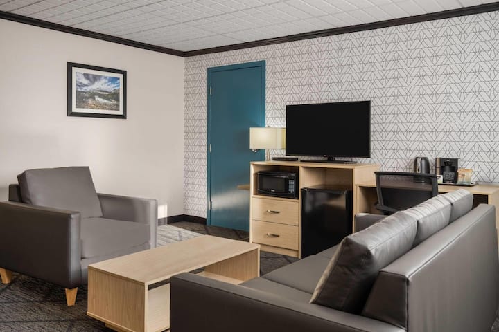 Wyndham Sternwheeler | 2 Queen Studio - Whitehorse, Canada