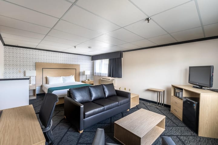 Wyndham Sternwheeler | King Studio | River Relax - Whitehorse, Canada