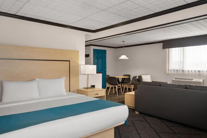 King Studio | Wyndham Sternwheeler | Adventure Hub - Whitehorse, Canada